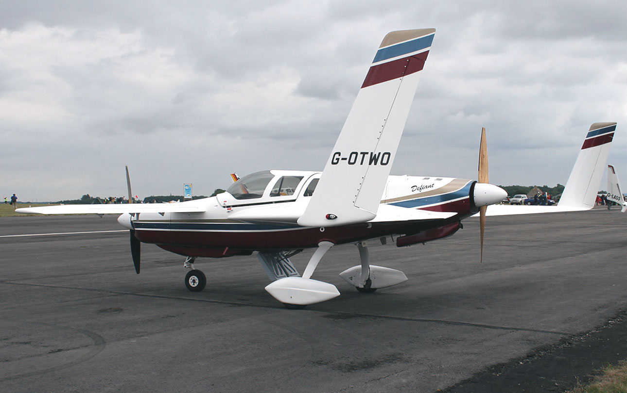 nhungdoicanh: Rutan 40/74 Defiant