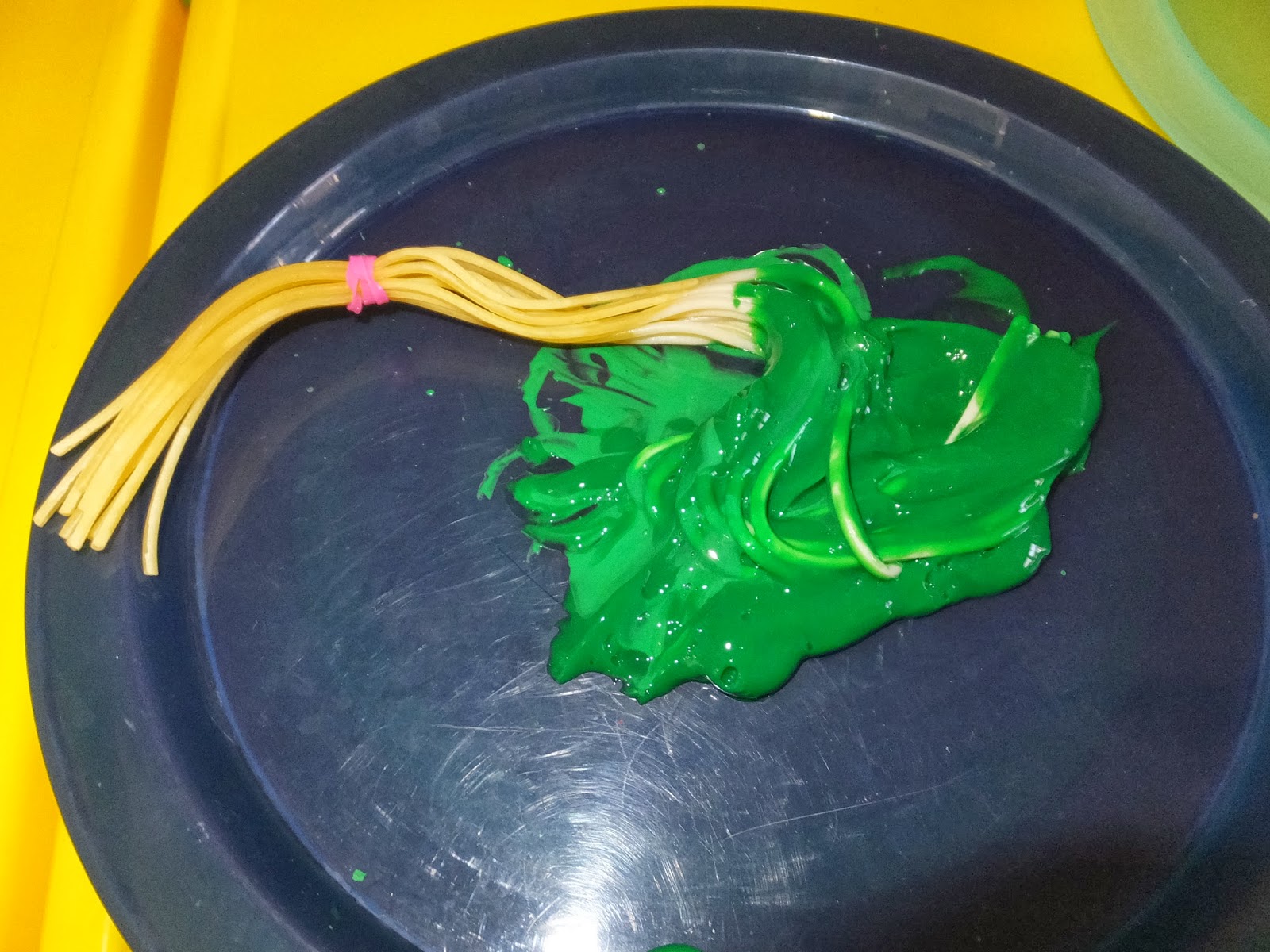 Kidspert: Spaghetti Paint Brushes