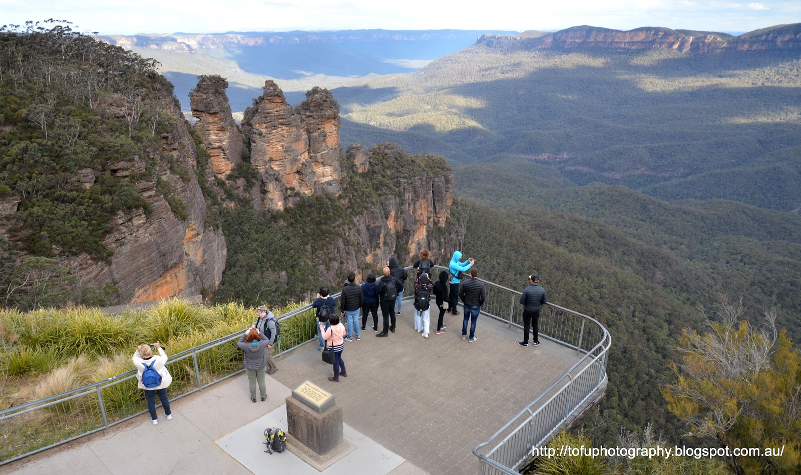 Tofu Photography: Tourists at the Echo Point lookout looking at the ...