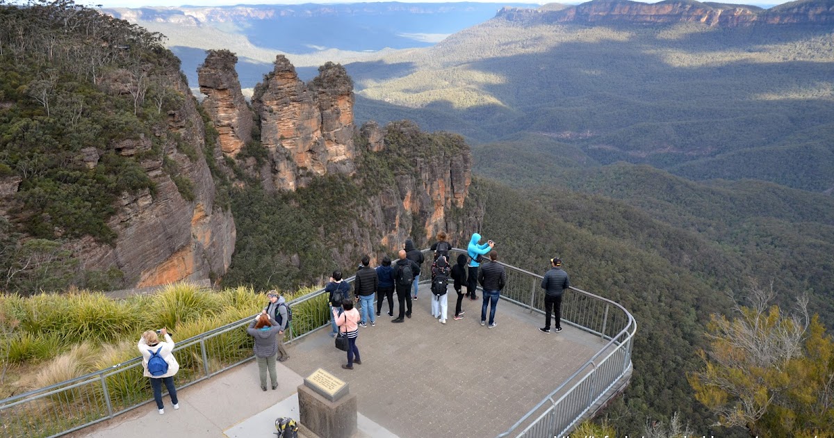 Tofu Photography: Tourists at the Echo Point lookout looking at the ...