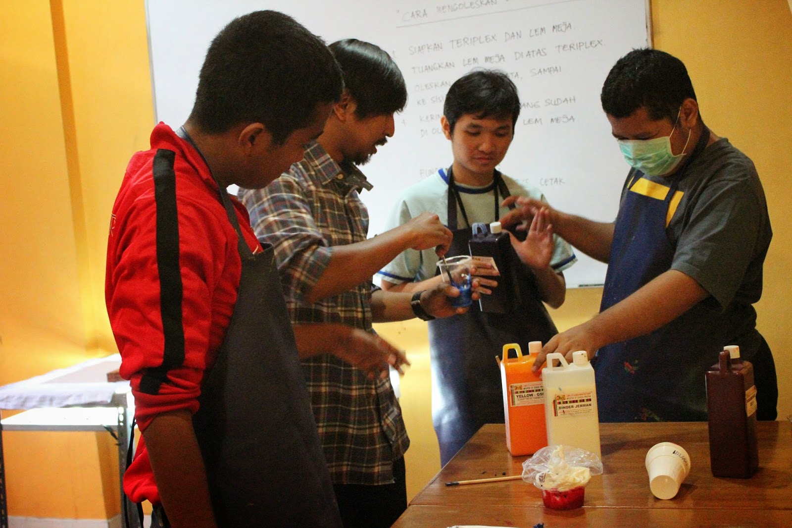 LONDON SCHOOL BEYOND ACADEMY [LSBA]: Menyablon kaos karya sendiri