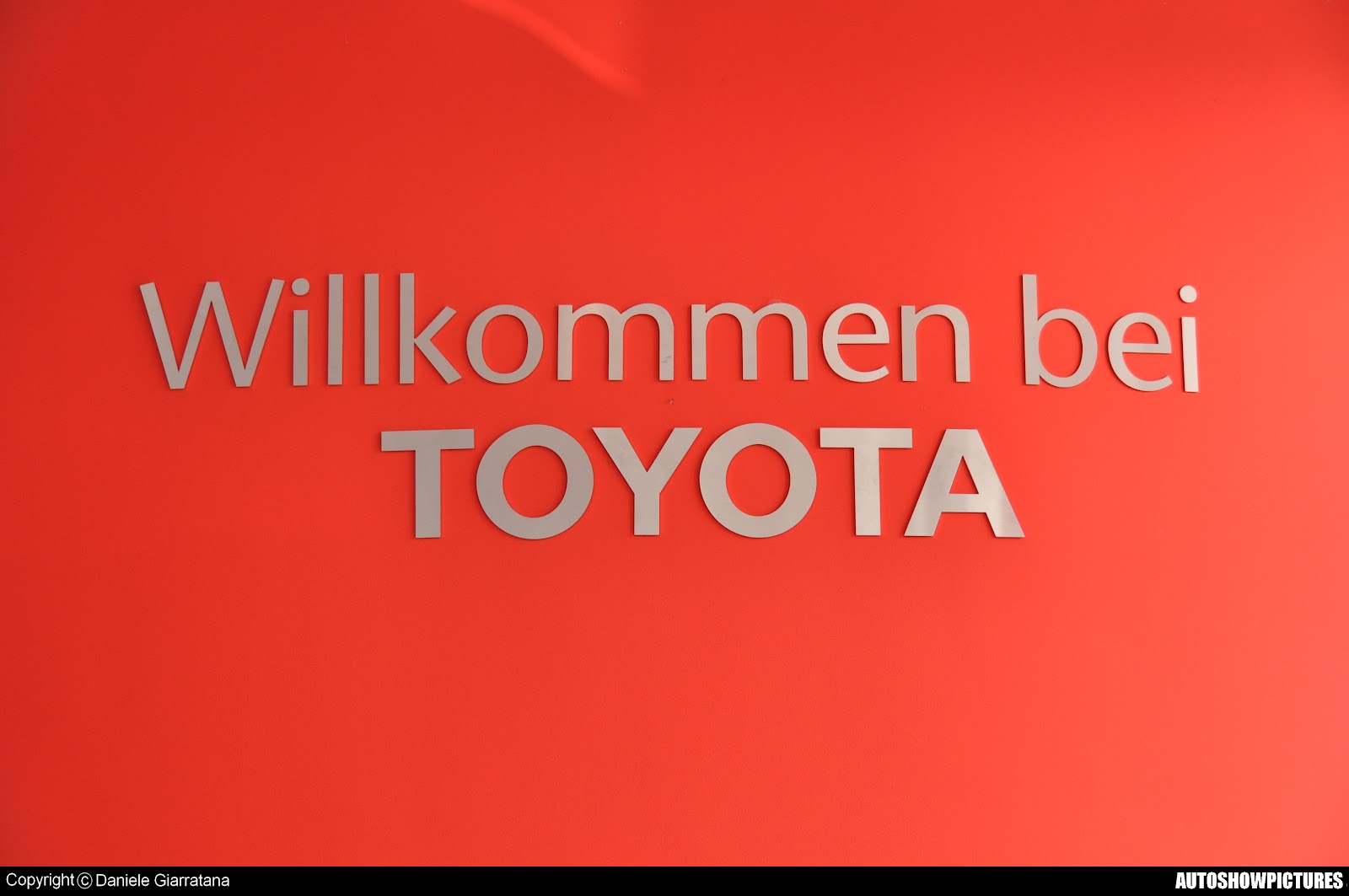 AUTOSHOWPICTURES: TOYOTA (WILLKOMMEN-WELCOME)