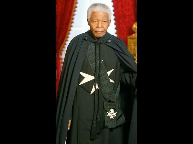 Mandela con el atuendo de los Caballeros de Malta
