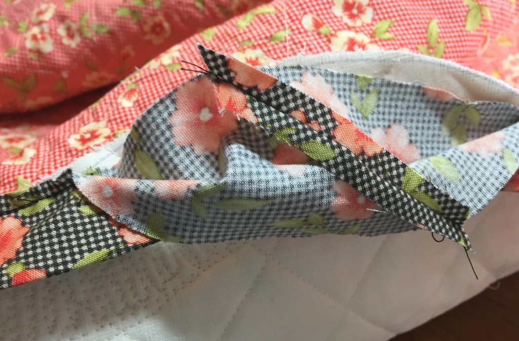 Stitching With 2 Strings: Tutorial: Bias Binding on a Scalloped Edge