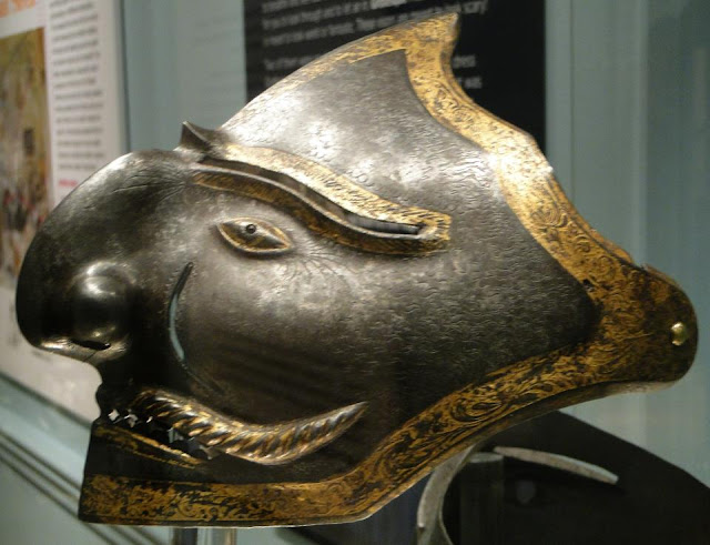 Korok csodái: Grotesque helmet and other parade helmet / Groteszk és ...