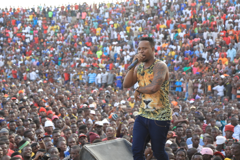 LIVE KUTOKA UWANJA WA TANGANYIKA PACKERS, SHOO YA KOMAA CONCERT YA EFM ...