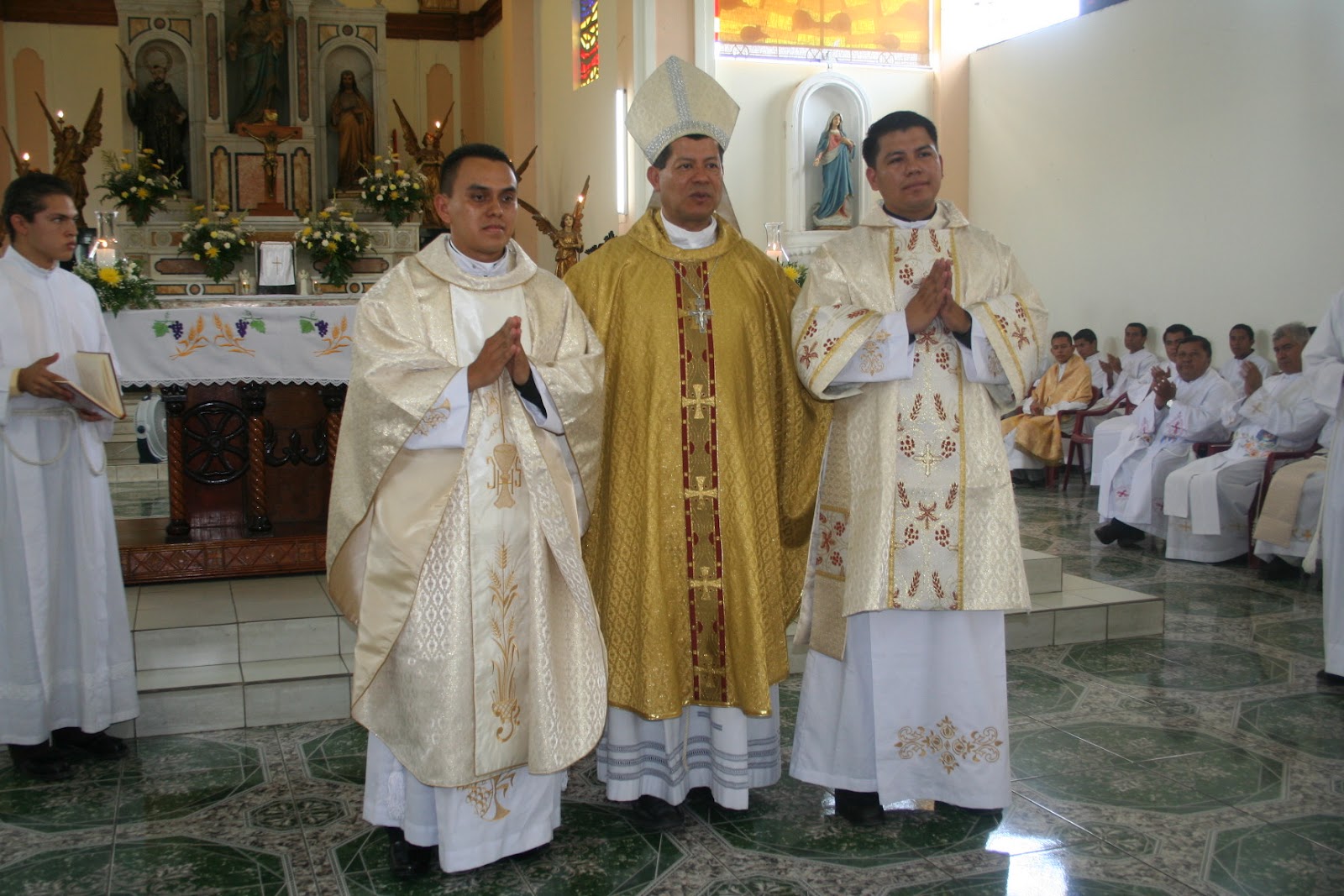 Un nuevo Presbítero y un nuevo Diácono para la Diócesis de San Vicente ...