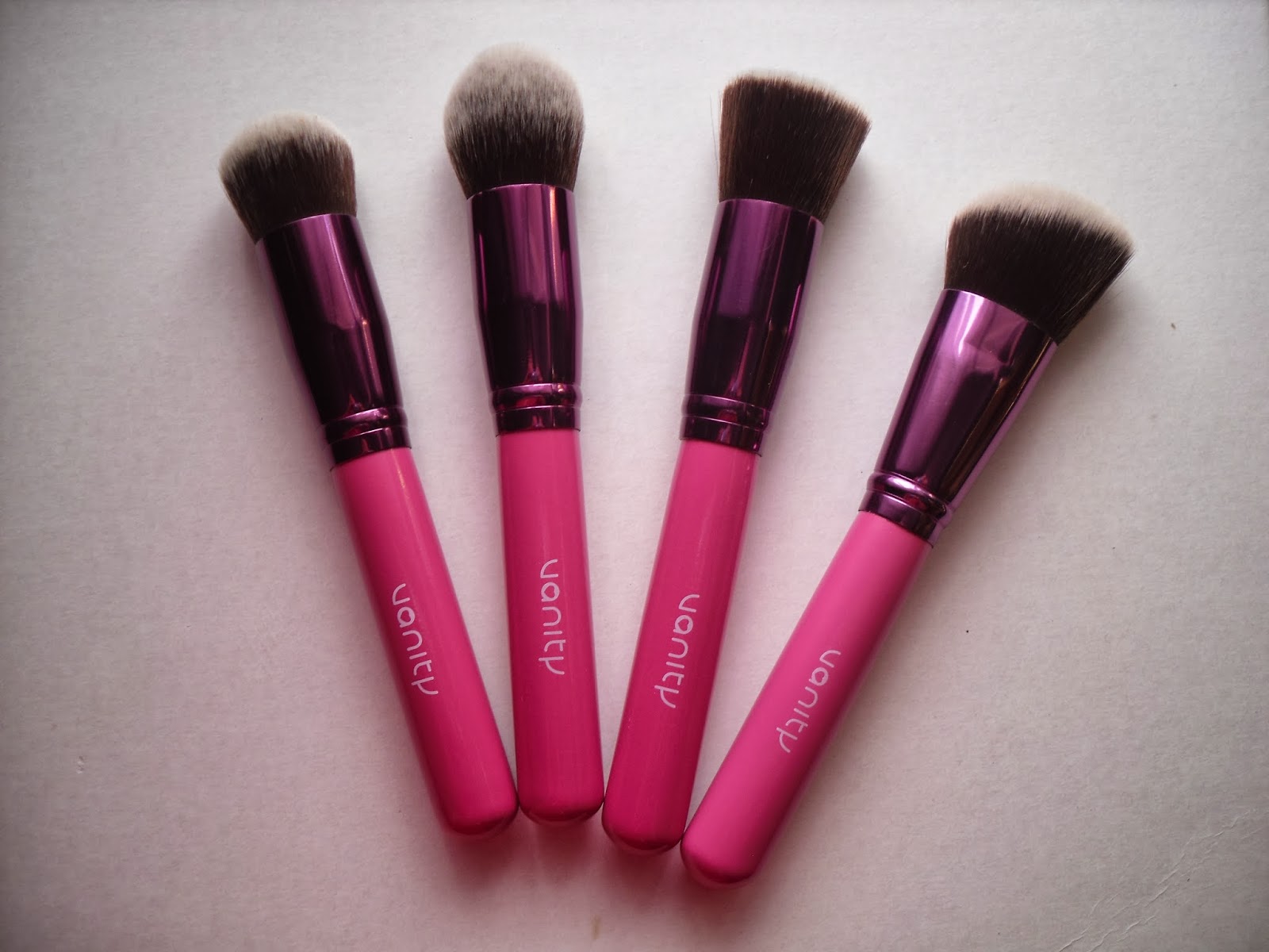 Kyss: Porque Merecemos Sentirnos Guapas: Brocha long & chic kabuki rosa ...