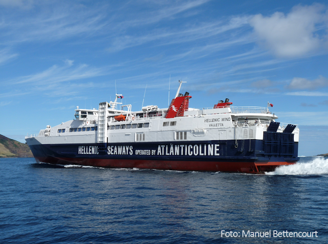 Cachalote choca com navio da Atlanticoline - I Love Azores