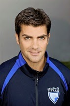 Fitness Pollenator: How Top Fitness Pro's Coach Leg Position on Pull-ups