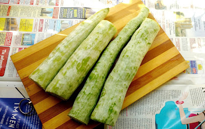 euphoRHEA: Chichinge Peyanj Bhaja - Snake Gourd and Onion Stir Fry