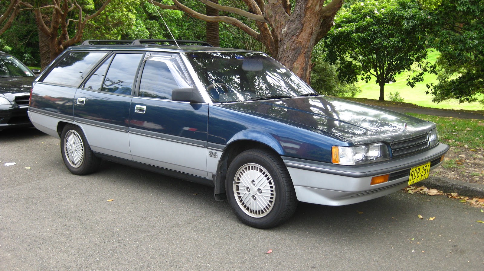 Aussie Old Parked Cars: 1989 Mitsubishi TP Magna Elite 2.6 Wagon