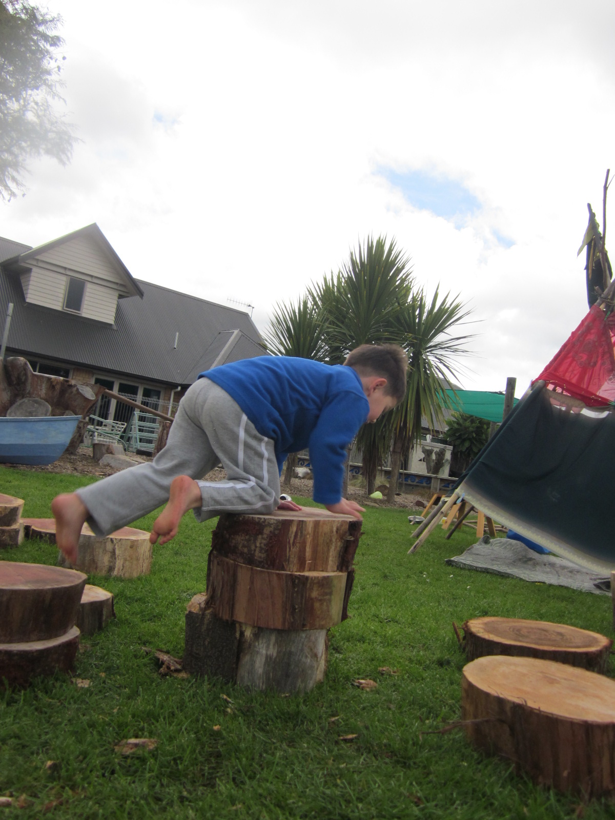 Mairtown Kindergarten: New stepping logs