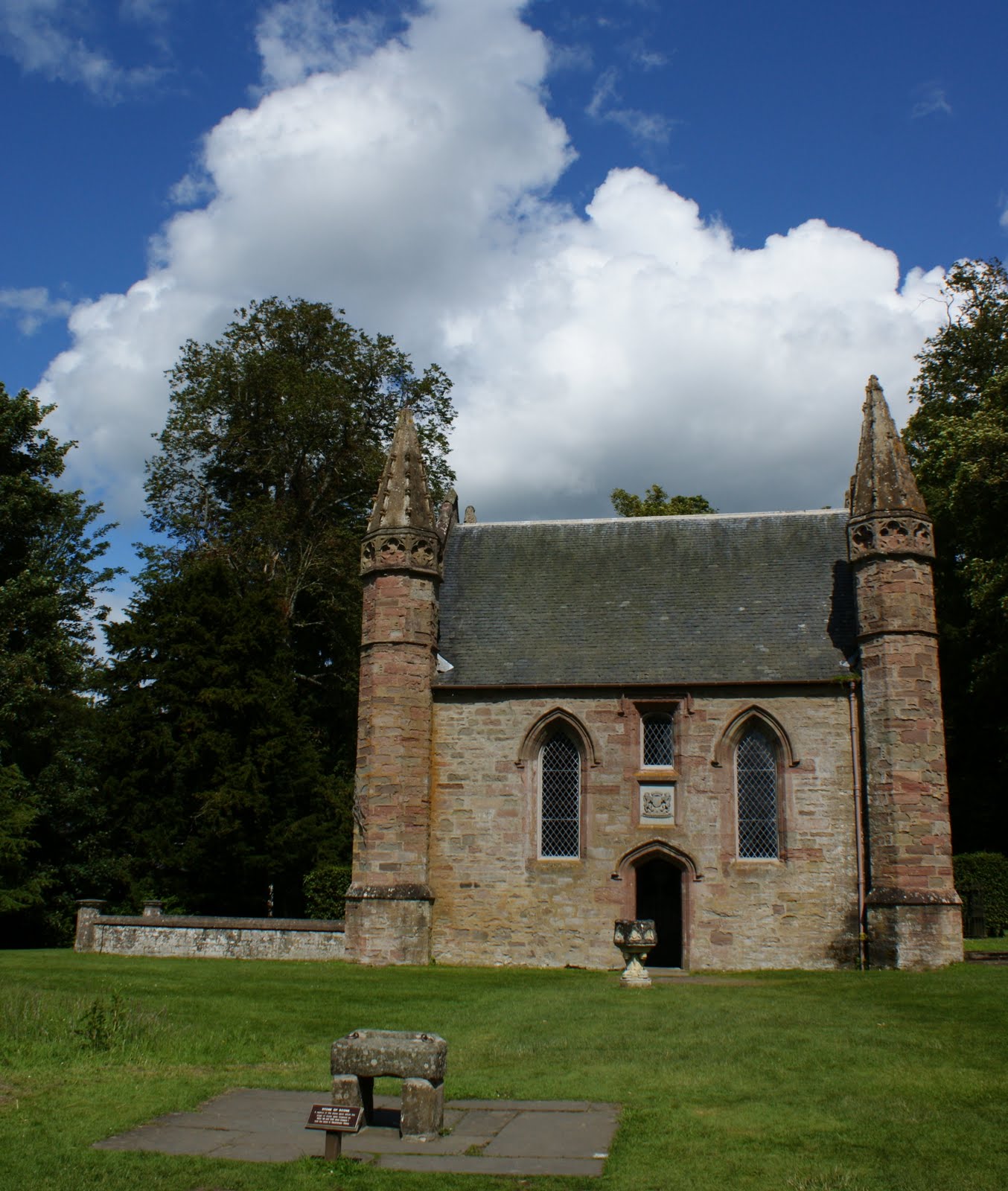 Tour Scotland: Tour Scotland Photographs Moot Hill Scone Palace