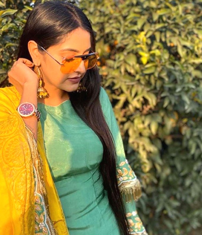 Baani Sandhu HD Wallpaper, Pics, Photo Gallery and Bio