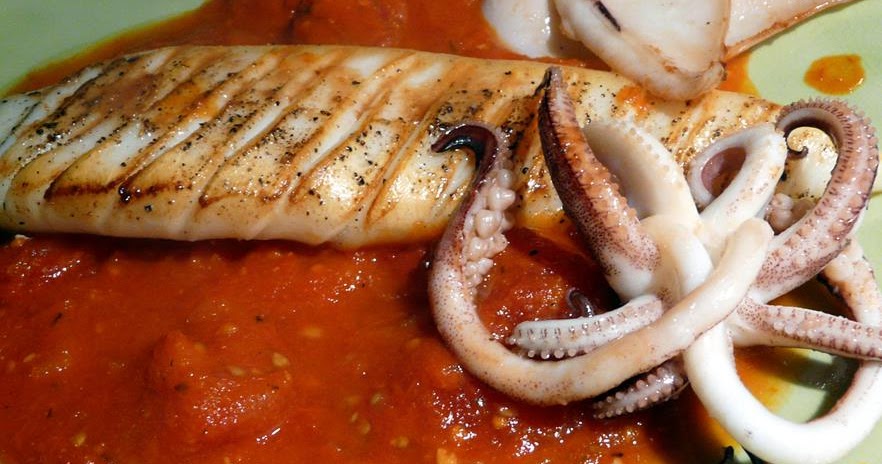 Kulinarische Welten zu Fisch- und Meeresfrucht: Kalmar an Tomatensauce