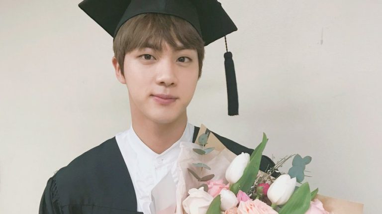 Jin de BTS se graduó de la Universidad y asi lo celebro - KpopWorld Mx ...