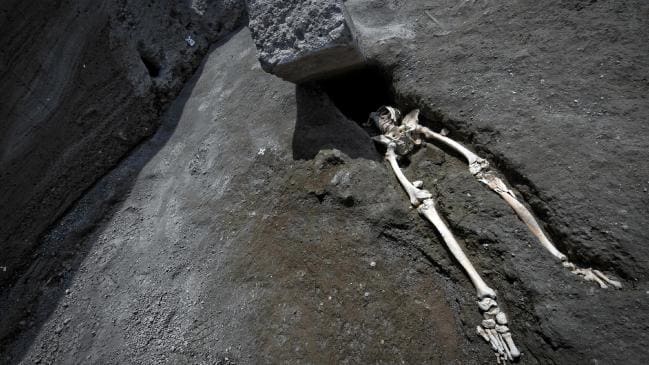 Essential readings ^ ^: POMPEII: Skeleton of Man found, killed by ...