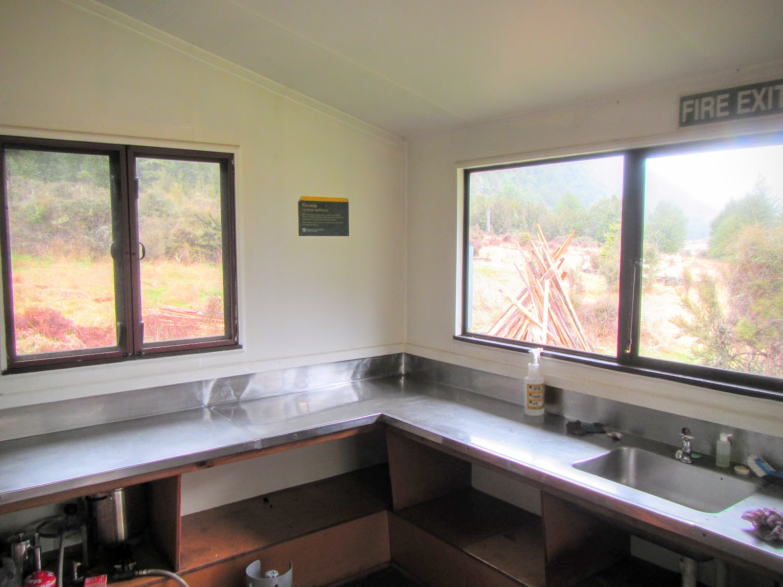 Tramping in the New Zealand backcountry: NZ Bush Adventures: Lake ...