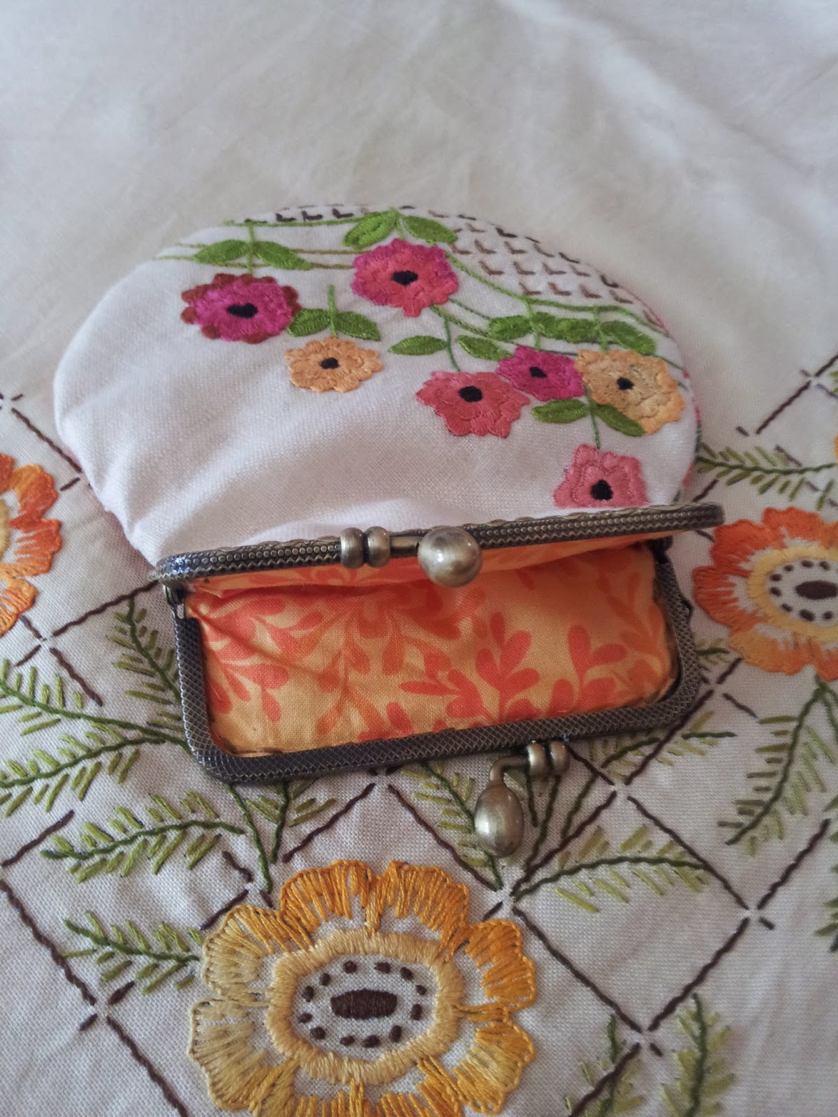 monique's mess: Embroidery Purse