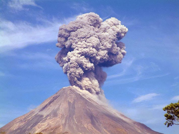 Culture Volcan: Volcan Colima: une activité explosive modeste se maintient