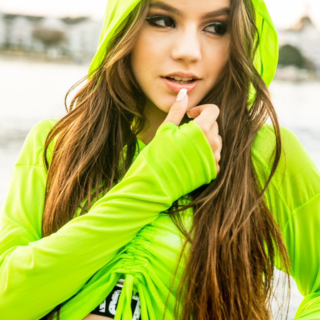 Bela Fernandes Wallpapers