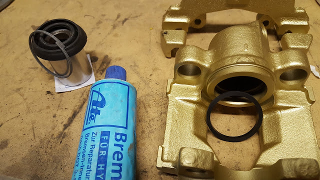 E24: Overhauling rear brake calipers