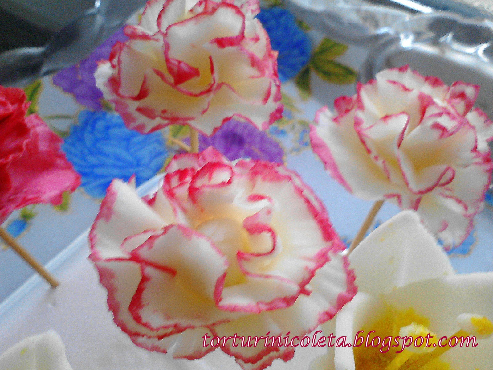 Torturi personalizate si ornamente comestibile in Dej: Garofite albe si roz