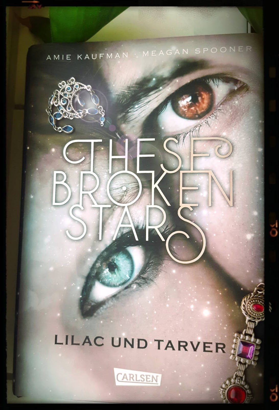 kunterbunte Bücherkiste: These broken Stars- Lilac und Tarver, Amie ...