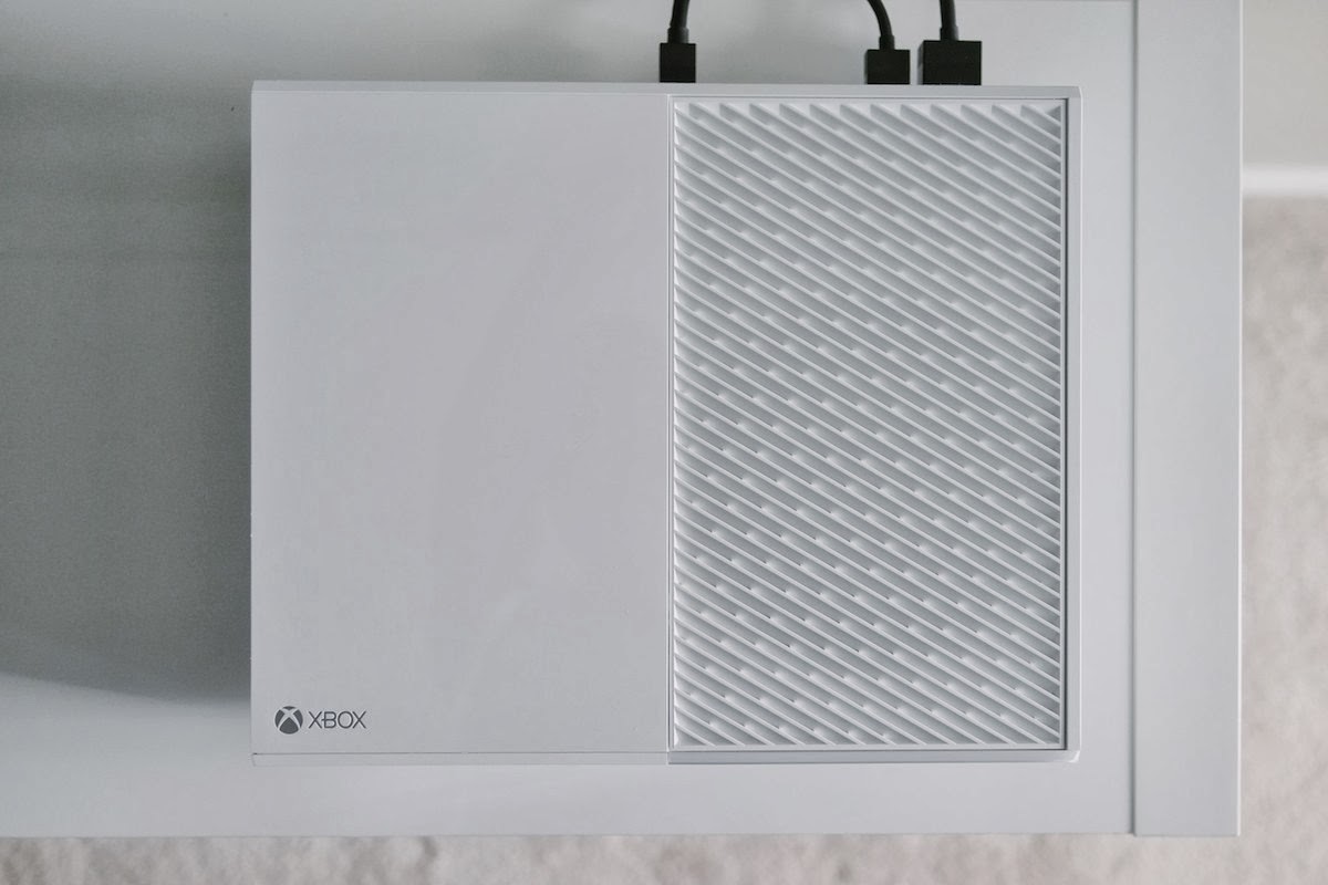 Confira em imagens os detalhes do Xbox One branco, exclusivo do time de ...