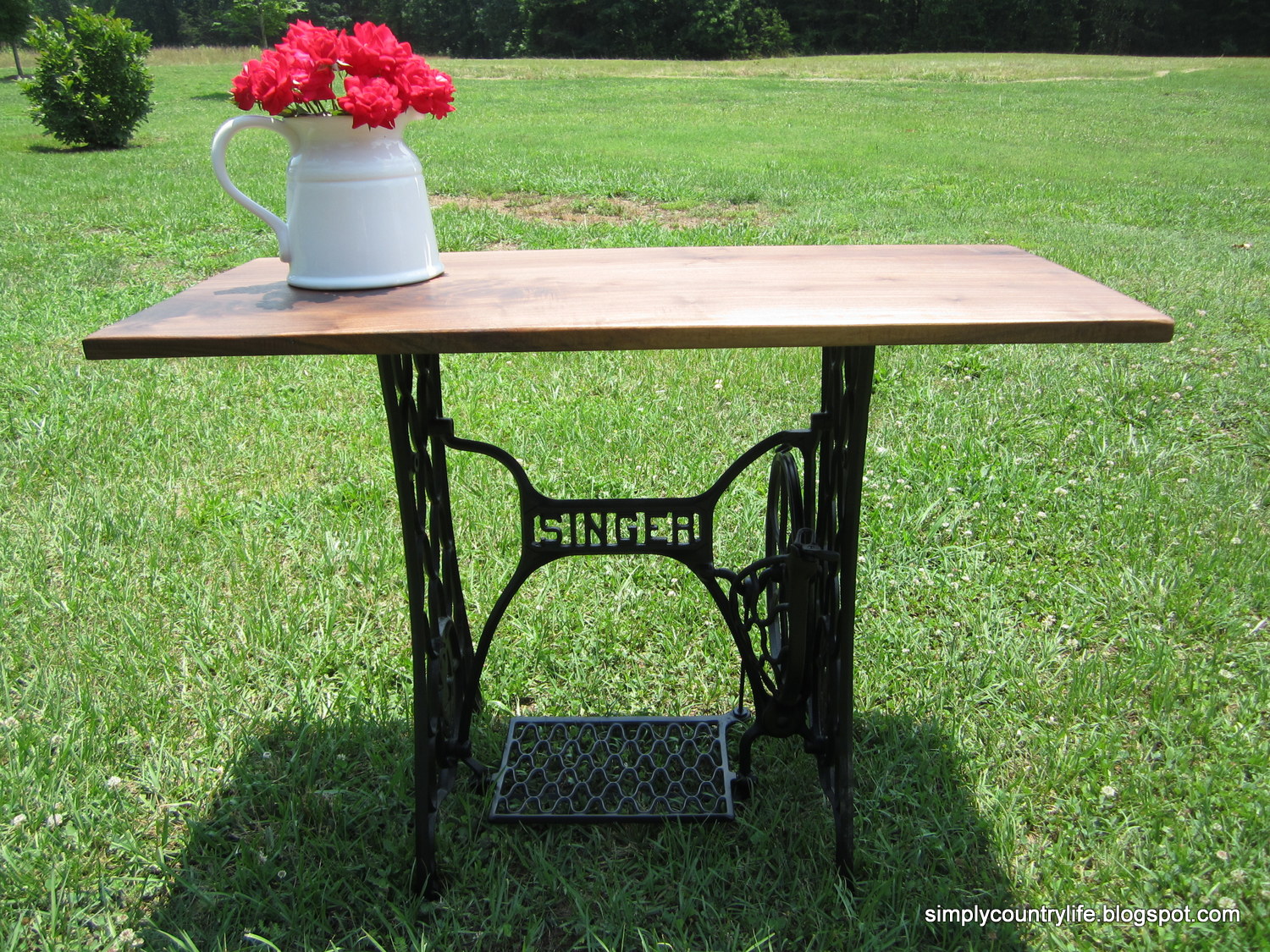 Simply Country Life: Antique Singer Sewing Machine Table Makeover
