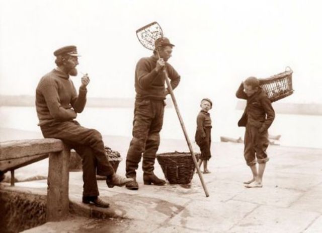 30 Vintage Photographs of Fisher People Around the Small North ...