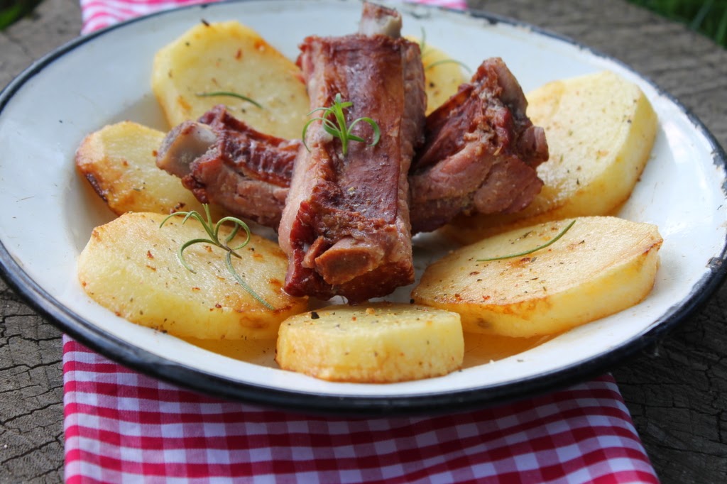 Monya`s ... !!!: Coaste de porc cu cartofi la cuptor