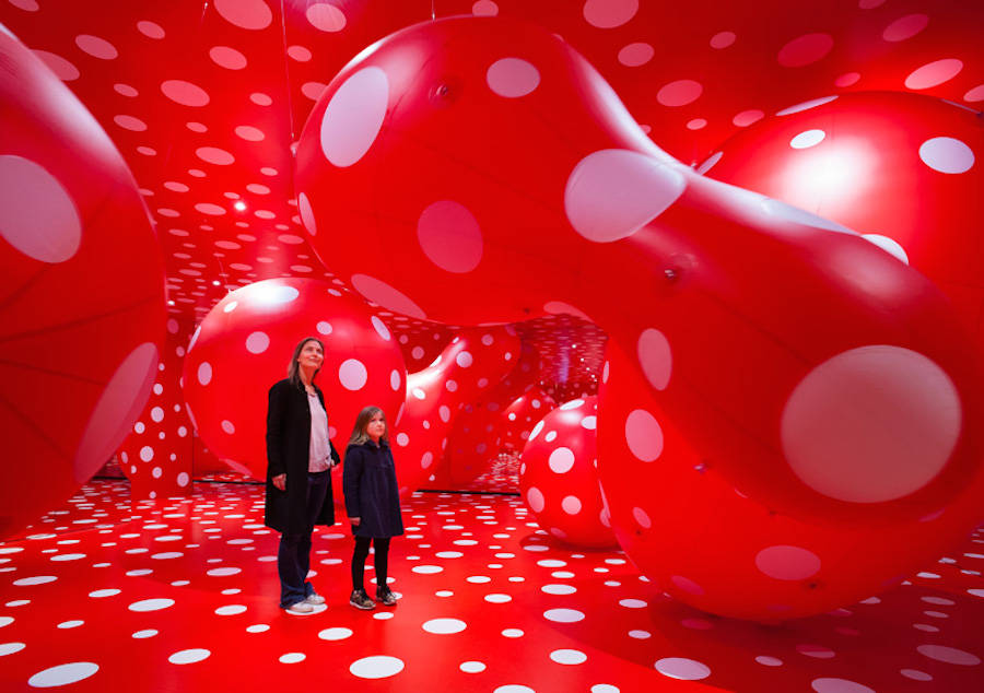 EST CHING N Infinity Dots Obsession Por Yayoi Kusama est-ching-n-infinity-dots-obsession-por-yayoi-kusama