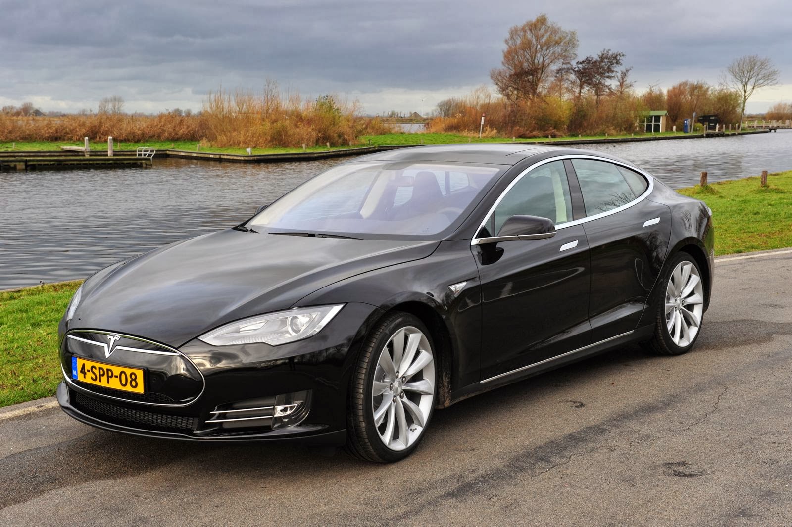 Velomobiel Quest en Wim Schermer: Tesla Model S en Quest met LED strips
