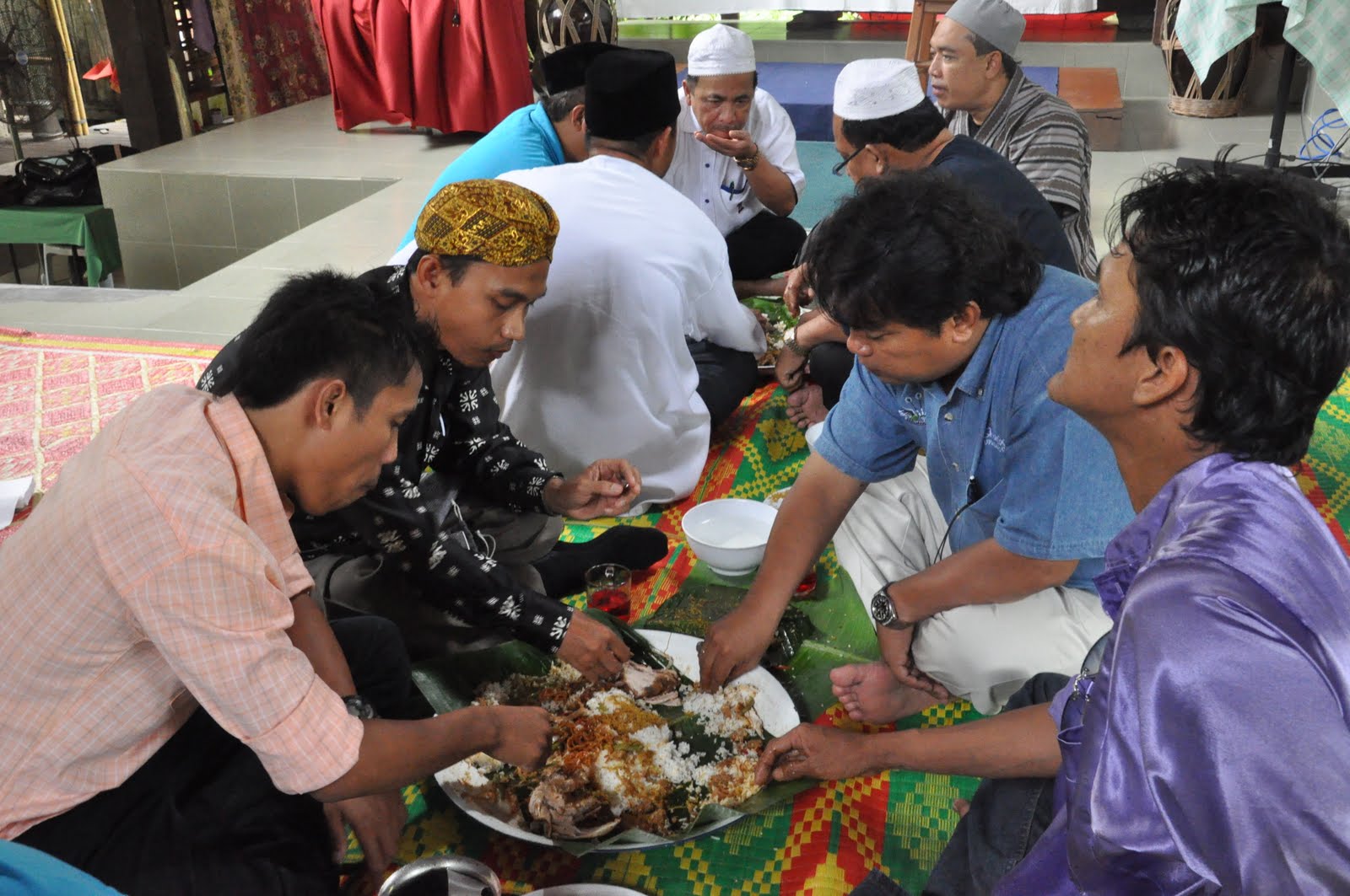 Rakan 1Klik: Makan Nasi Dalam Satu Talam??