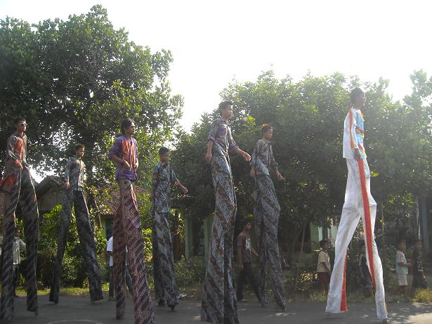 Permainan tradisional egrang