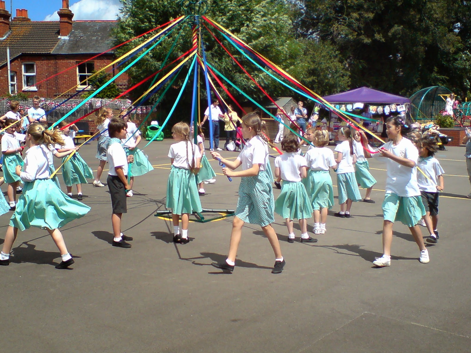 Booky Marky blog: Family fun at the Slade School fete tomorrow....