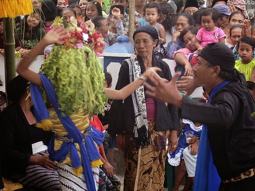 MENGENAL RITUAL TARI SEBLANG YANG MISTIS