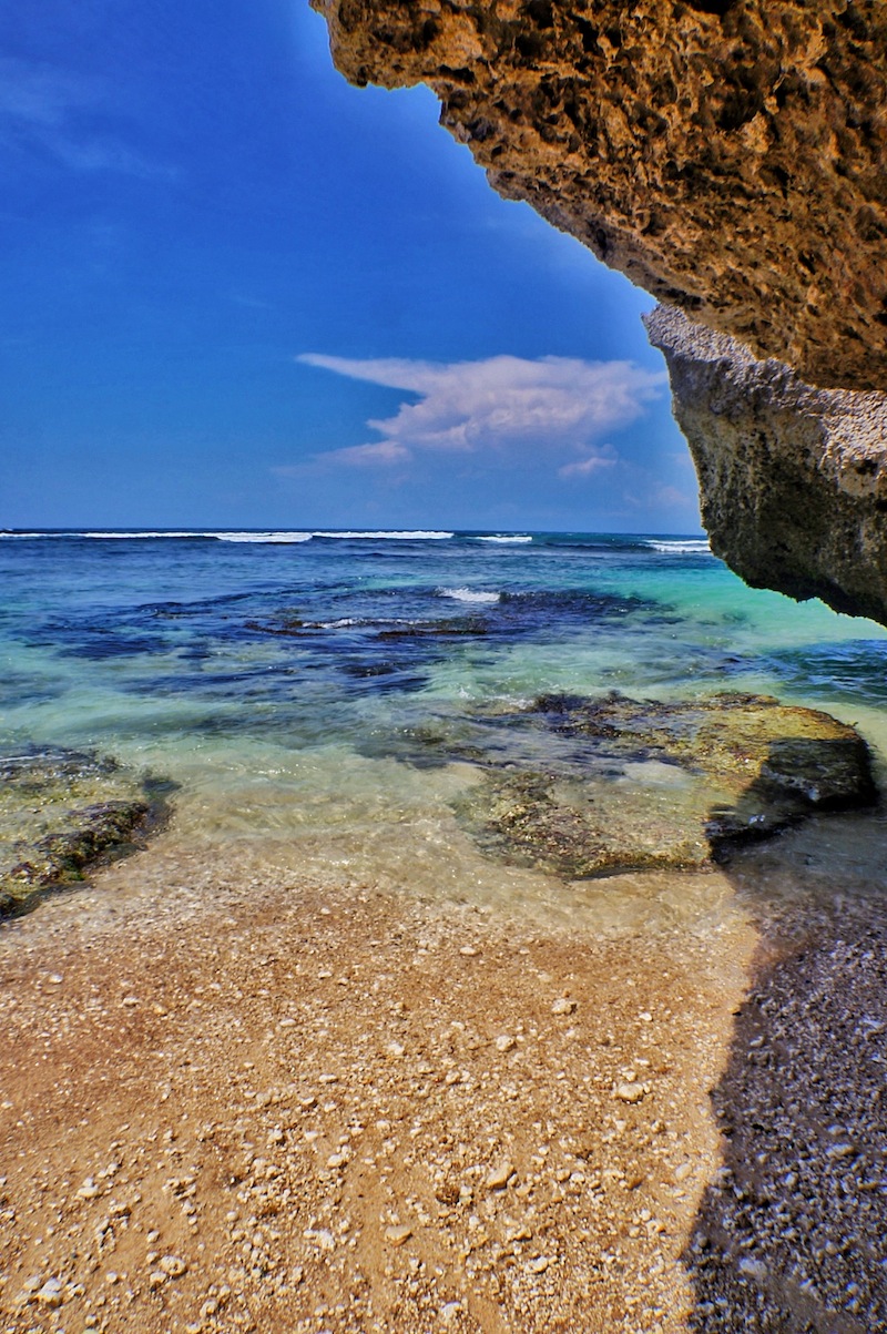 Blue Point Beach, Menikmati Pantai dari Celah Gua ~ Life Is An Absurd ...