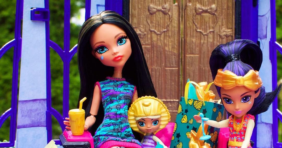 Monster High-Pretty : Captura de Cleo De Nile con su Monster Family