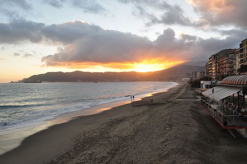 Foto Piazza: Let's clean up our beach Stories in pictures