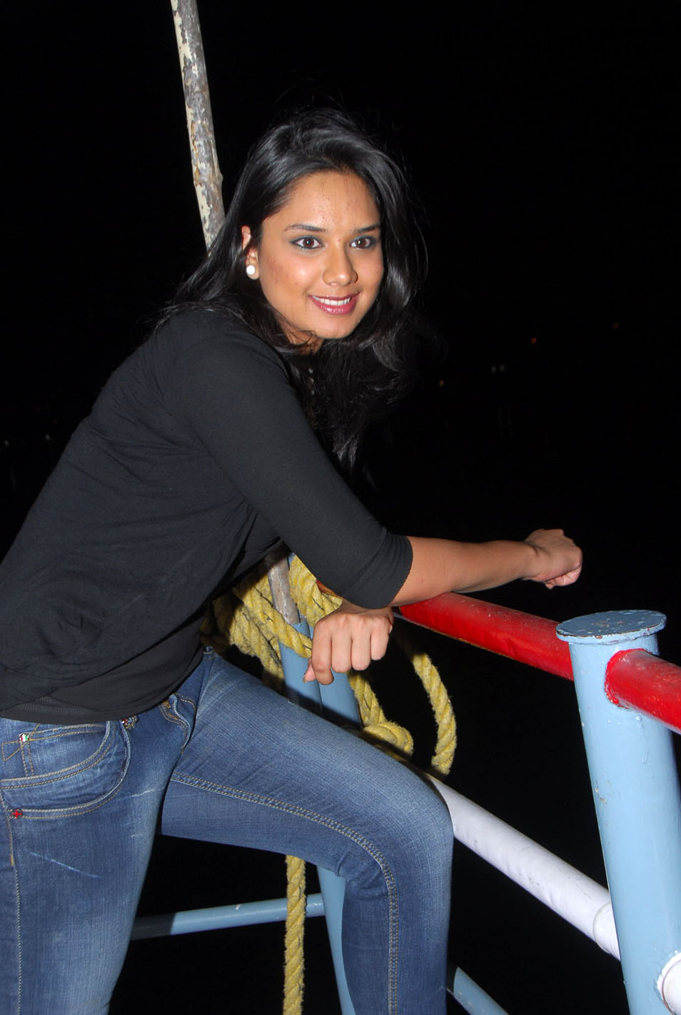 Free Wallpapers Trends: Sexy Telugu Gayathri Rao Photo Stills Sexy ...