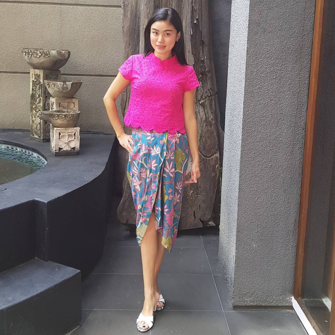 23 Model Baju Kebaya Renda Brokat Simple Tapi Modern dan Mewah yang ...