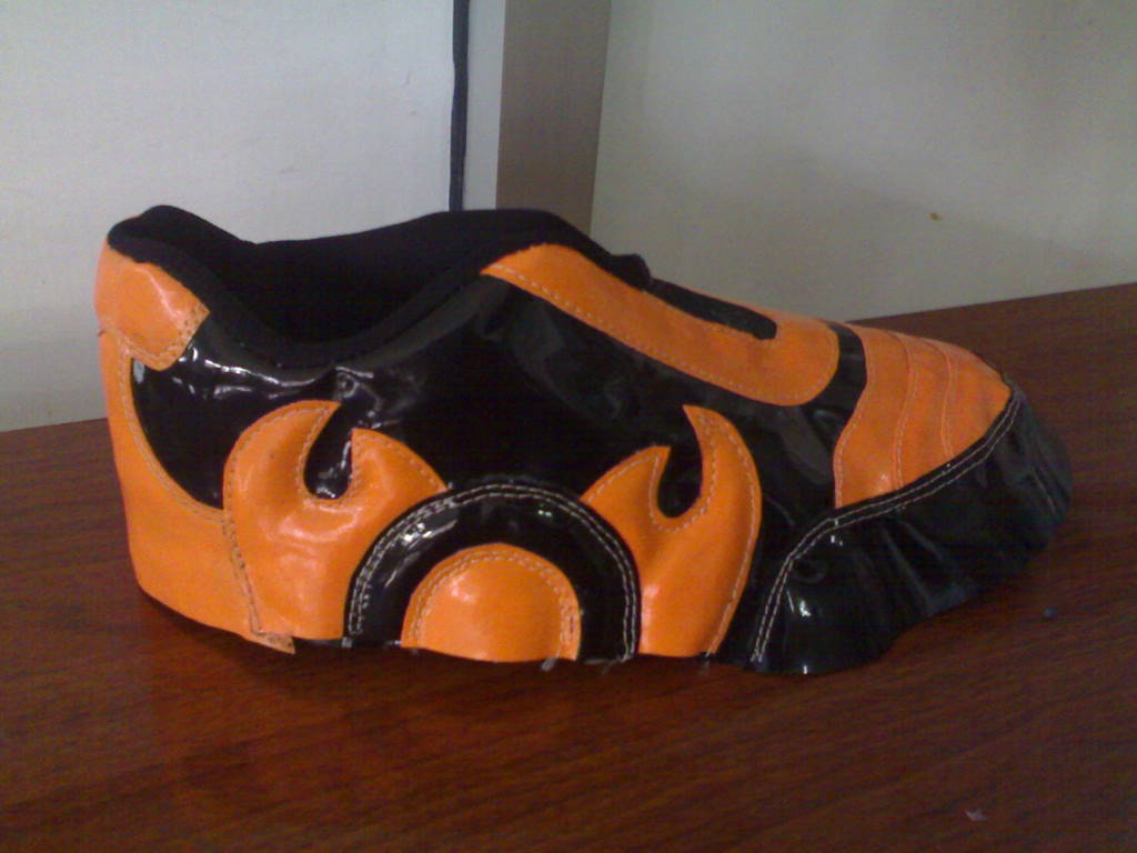 rosacintamati: Desain sepatu sport dengan konsep lobster