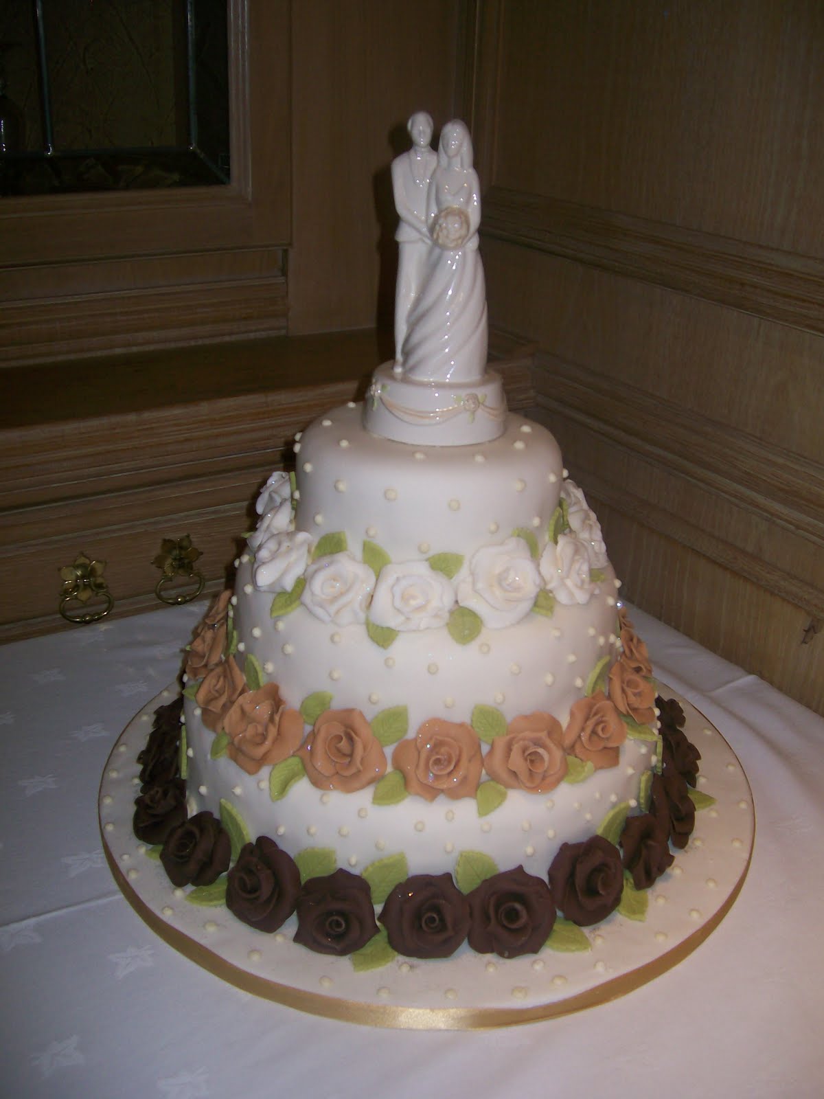 Debs Cakes: Neil And Karen's Wedding Cake August 2009