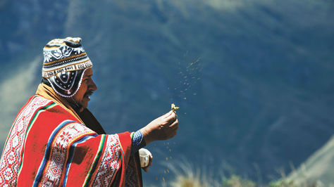 Los kallawayas cumplen en agosto con el rito de la mesa blanca, una ...
