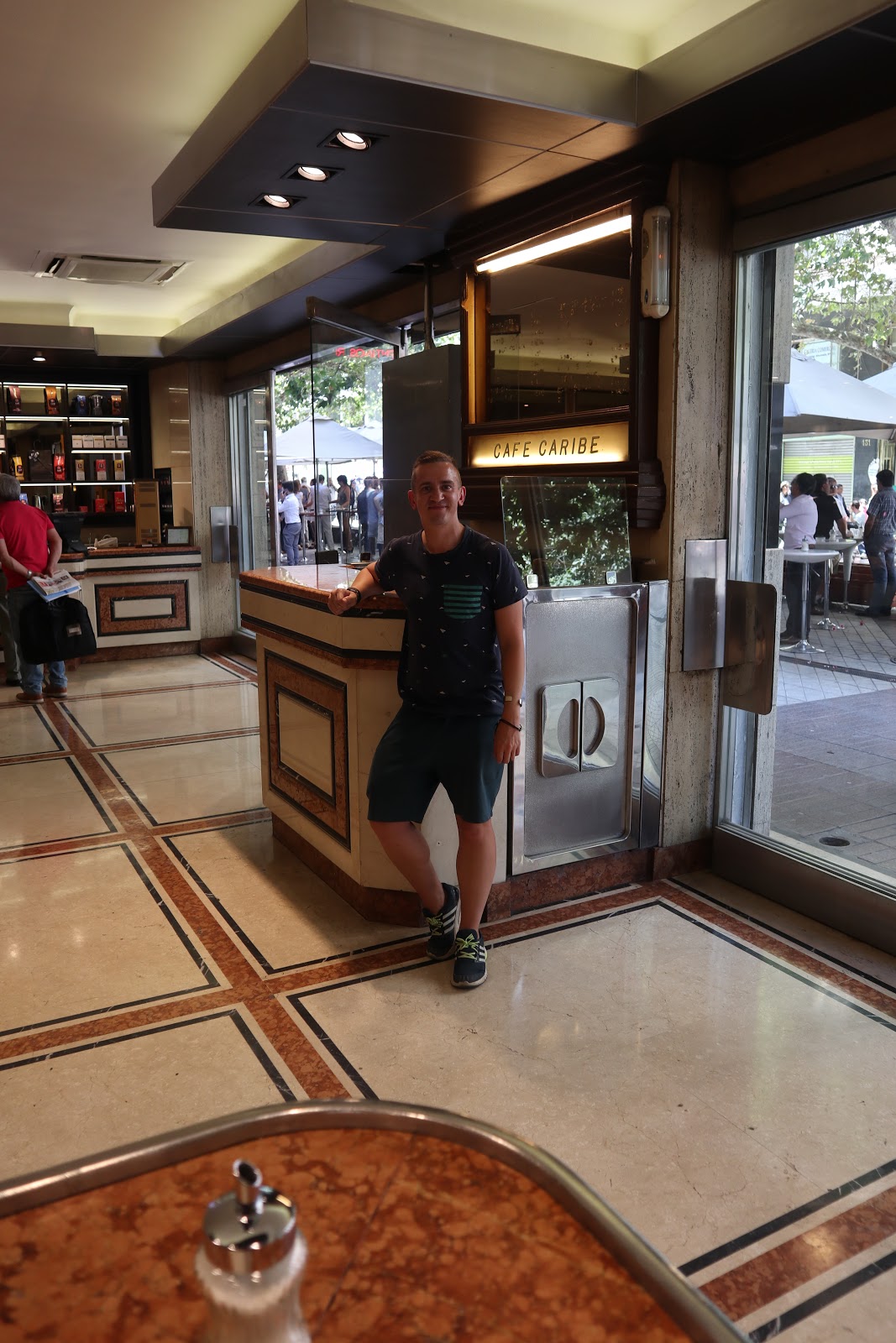 Café con Pierna 'Coffee with leg'