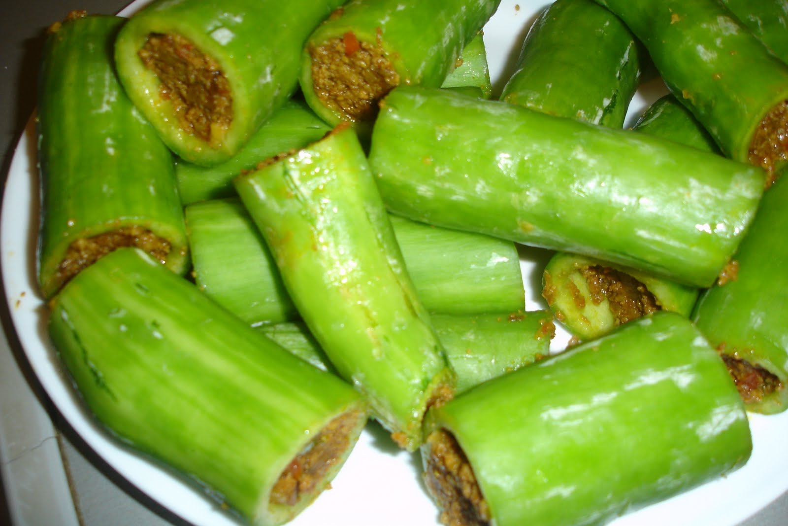 Yummilicious - The Food Blog: Padwal (snakegourd) stuffed with Mince