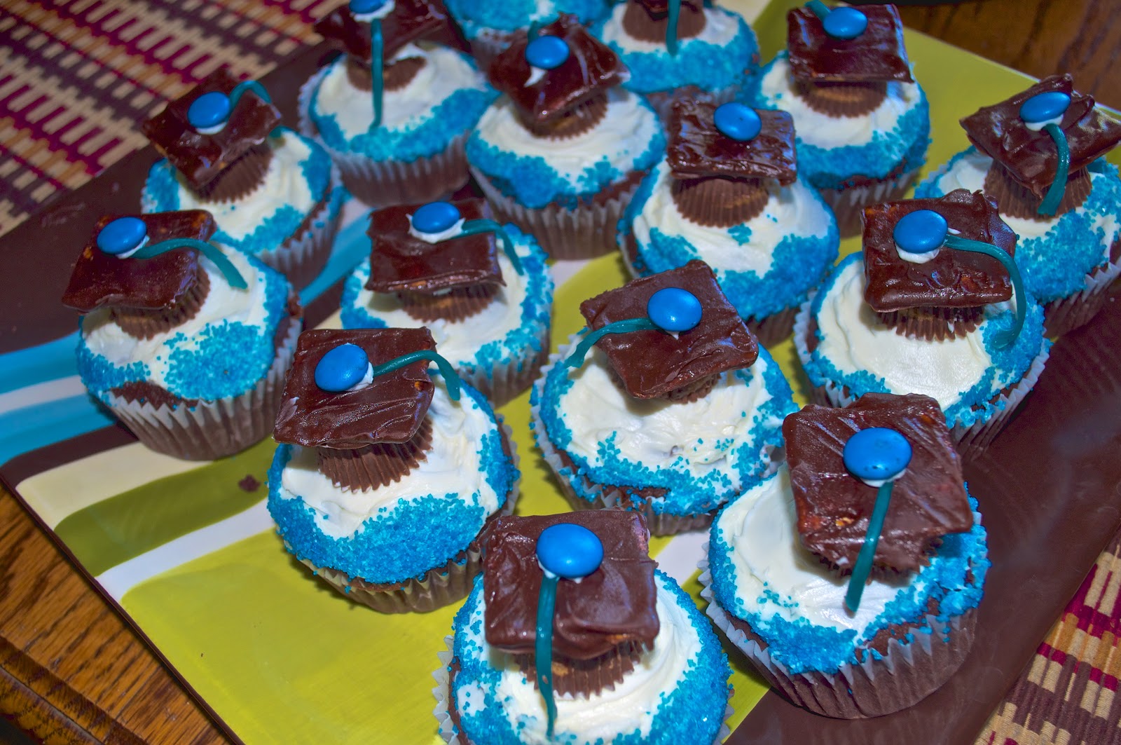 The Creative Dabbler: Graduation Party Cupcakes